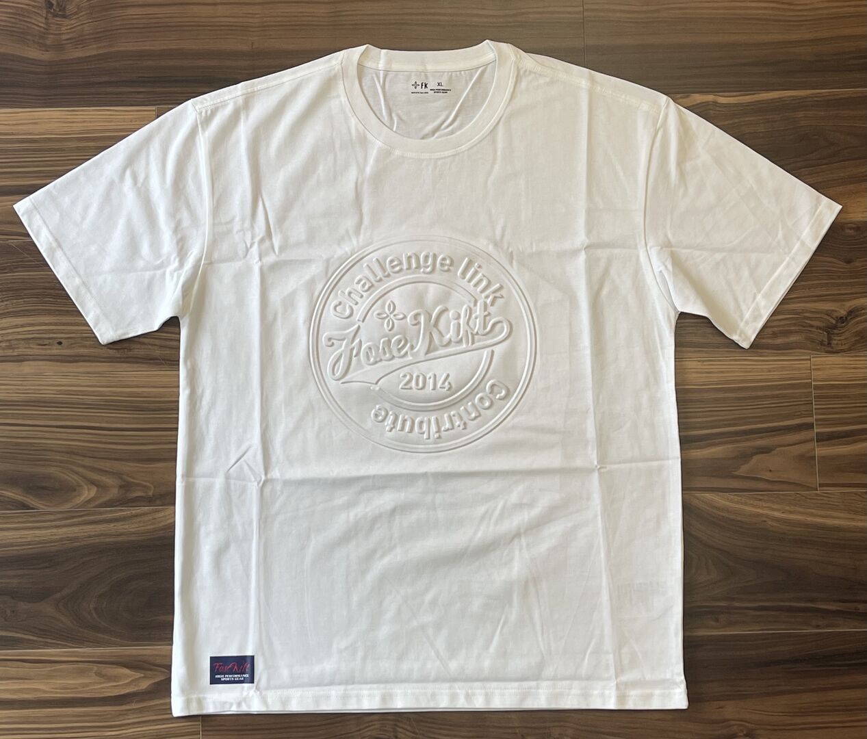 FoseKift 3Dエンボス加工Tシャツ】White | 共感をつなぐ FoseKift 3Dエンボス加工Tシャツ】White | 共感をつなぐ